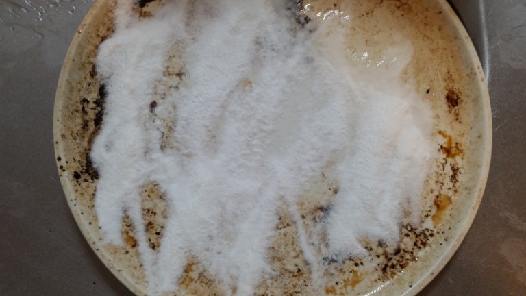 10年放置した電子レンジの焦げ付き、油汚れを20分の掃除で除去
